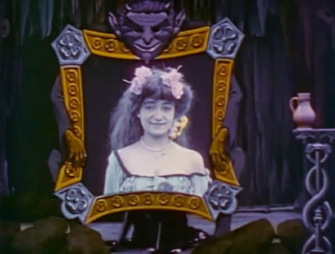 The Red Spectre - Internationales Frauen Film Fest